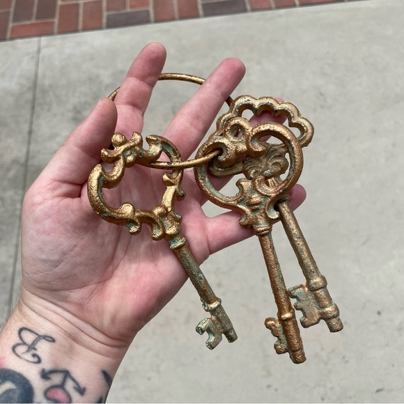 Accents | Retro Shabby Chic Large Victorian Goldtone Skeleton Keys ...